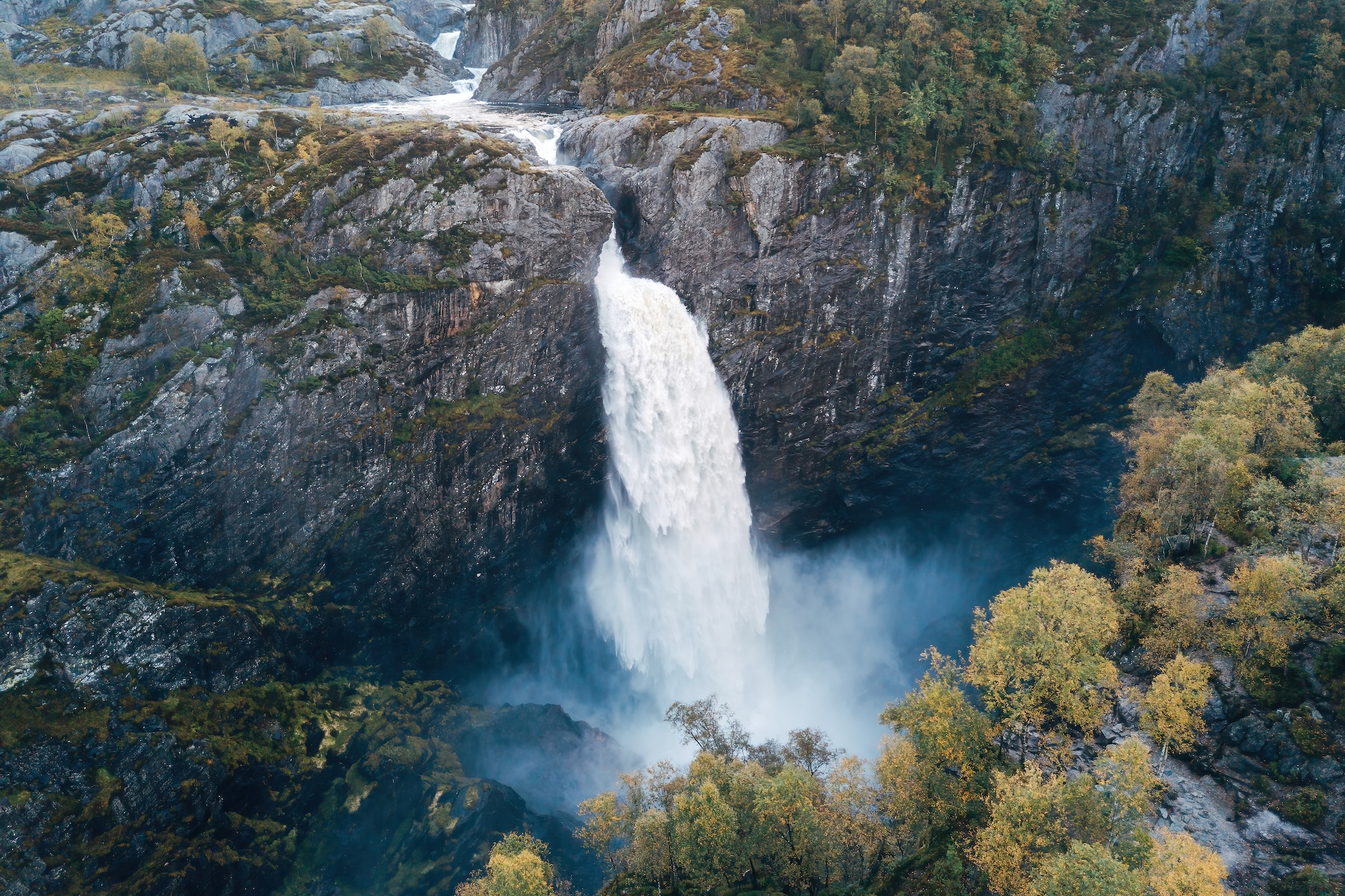 Hike to Månafossen Waterfall